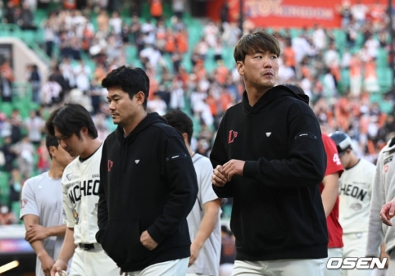 SSG 3위에 8G차 '잡혔다', 25사사구+6실책+32실점 '악몽의 3연전'→세 달 지킨 2위마저 위태