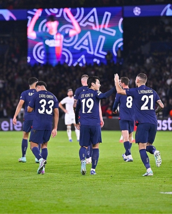이강인 PSG-UCL 데뷔골! 동료들 번쩍 들어 축하했다, 홈팬들도 이름 연호→'평점 7.5' 폭풍활약