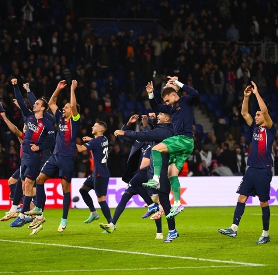 이강인 PSG-UCL 데뷔골! 동료들 번쩍 들어 축하했다, 홈팬들도 이름 연호→'평점 7.5' 폭풍활약