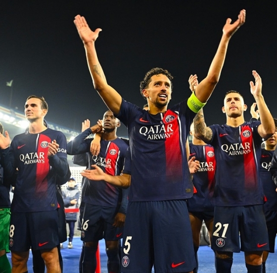 이강인 PSG-UCL 데뷔골! 동료들 번쩍 들어 축하했다, 홈팬들도 이름 연호→'평점 7.5' 폭풍활약