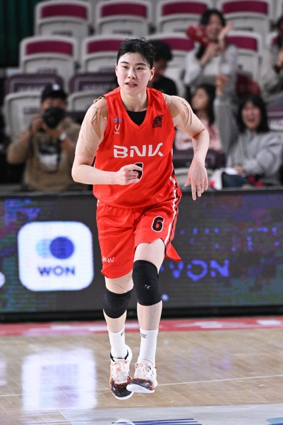 '마침내' BNK 13연패 탈출, 마음고생 많던 에이스도 '눈물 뚝뚝'... 59일 만에 승리 맛봤다