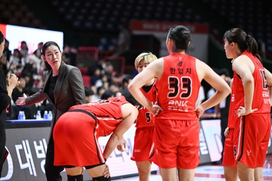 '마침내' BNK 13연패 탈출, 마음고생 많던 에이스도 '눈물 뚝뚝'... 59일 만에 승리 맛봤다