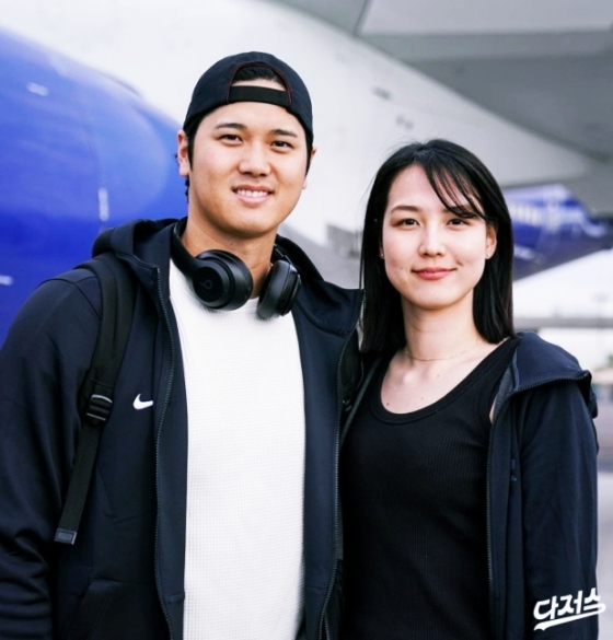오타니 미모의 아내 전격 공개, '한국행 비행기' 앞에서... '한국말+태극기도 함께'