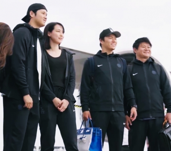 오타니 미모의 아내 전격 공개, '한국행 비행기' 앞에서... '한국말+태극기도 함께'