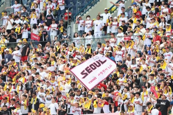 LG, KBO 최초 대기록 '쾌거'... 롯데 넘고 최다 관중 '139만' 신기록