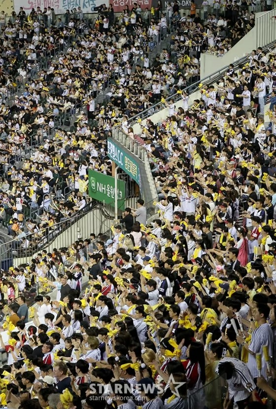 LG, KBO 최초 대기록 '쾌거'... 롯데 넘고 최다 관중 '139만' 신기록