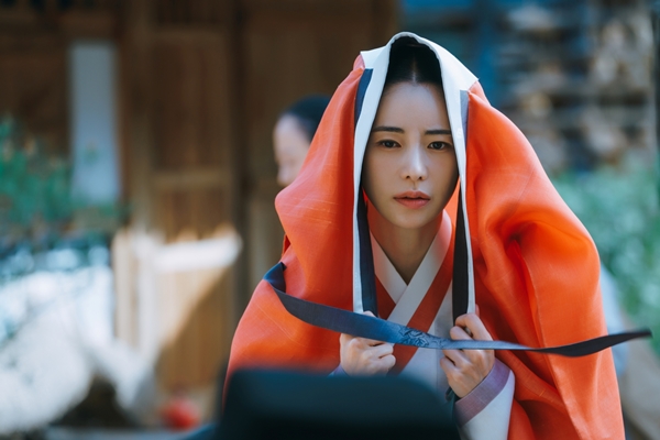 신분 세탁하는 임지연, '옥씨부인전'으로 '리볼버' 쓴맛 털자 [IZE 진단]