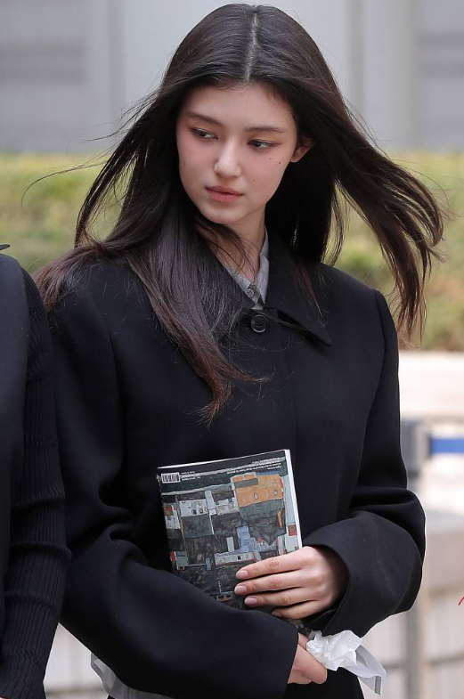 Danielle Announces First Live Broadcast